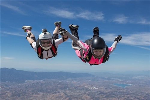 United States Parachute Association > Experienced Skydivers > Sisters ...
